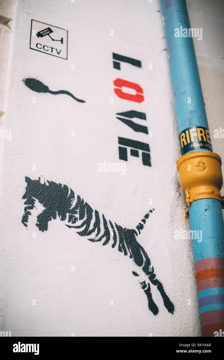 Minimalist graffiti art in an Amsterdam alleyway Stock Photo - Alamy