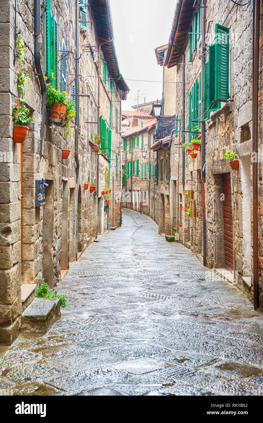Backstreet in an old Italian town Stock Photo - Alamy