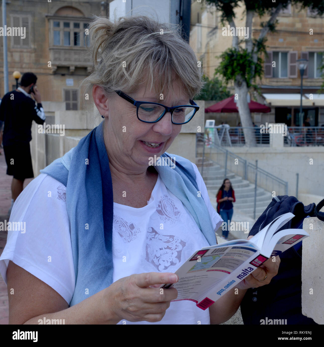 Female tourist guide hi-res stock photography and images - Alamy