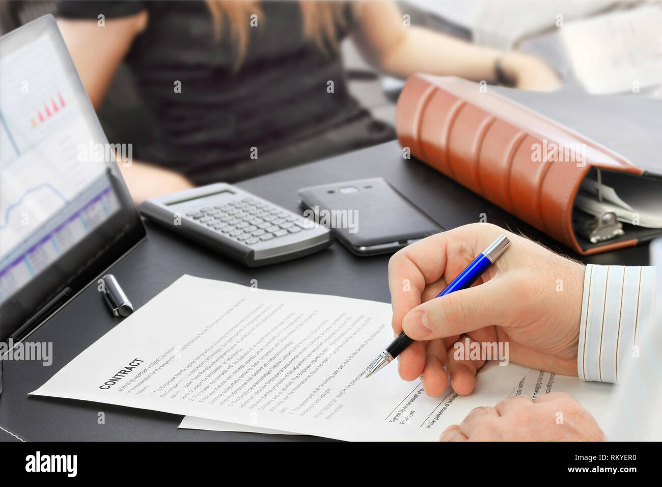Male hand signing contract hi-res stock photography and images - Alamy