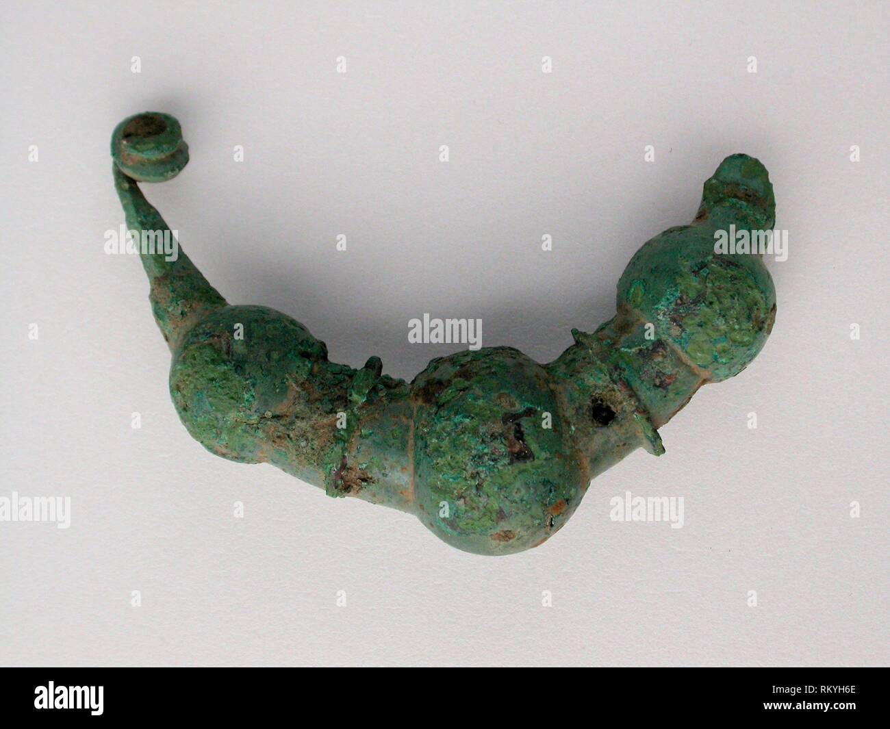 Bow fibula hi-res stock photography and images - Alamy