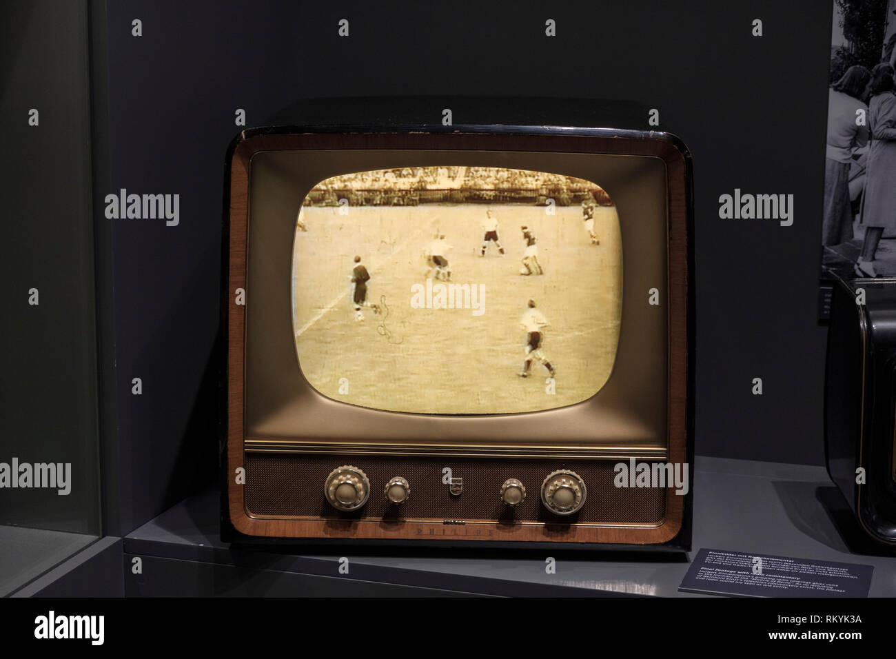 1950s tv set hi-res stock photography and images - Alamy