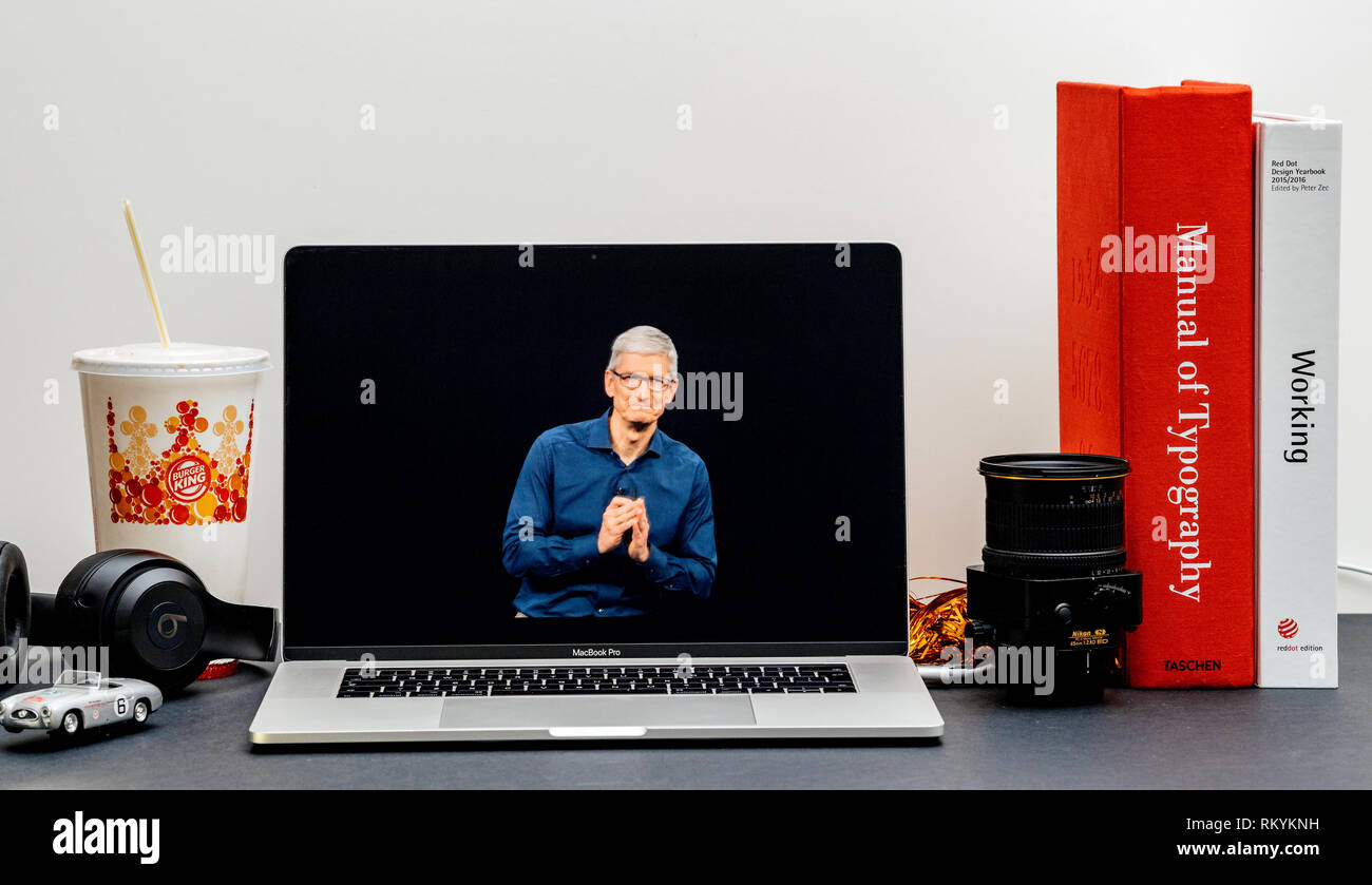 Iphone 15 tim cook hi-res stock photography and images - Alamy