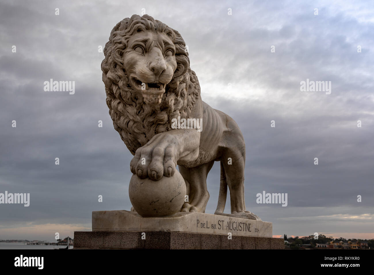Lion sculpture on king hi-res stock photography and images - Alamy