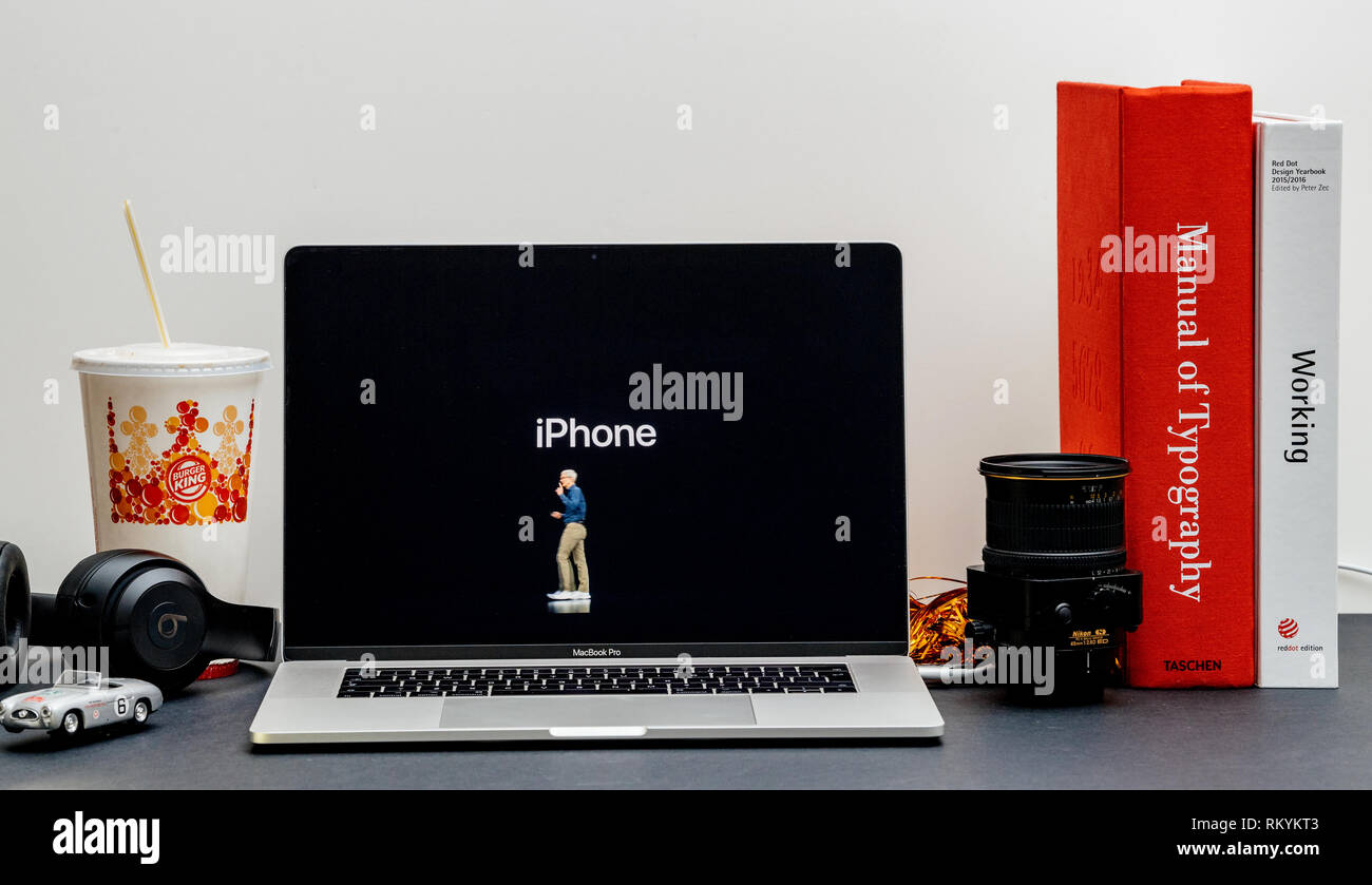 Iphone 15 tim cook hi-res stock photography and images - Alamy