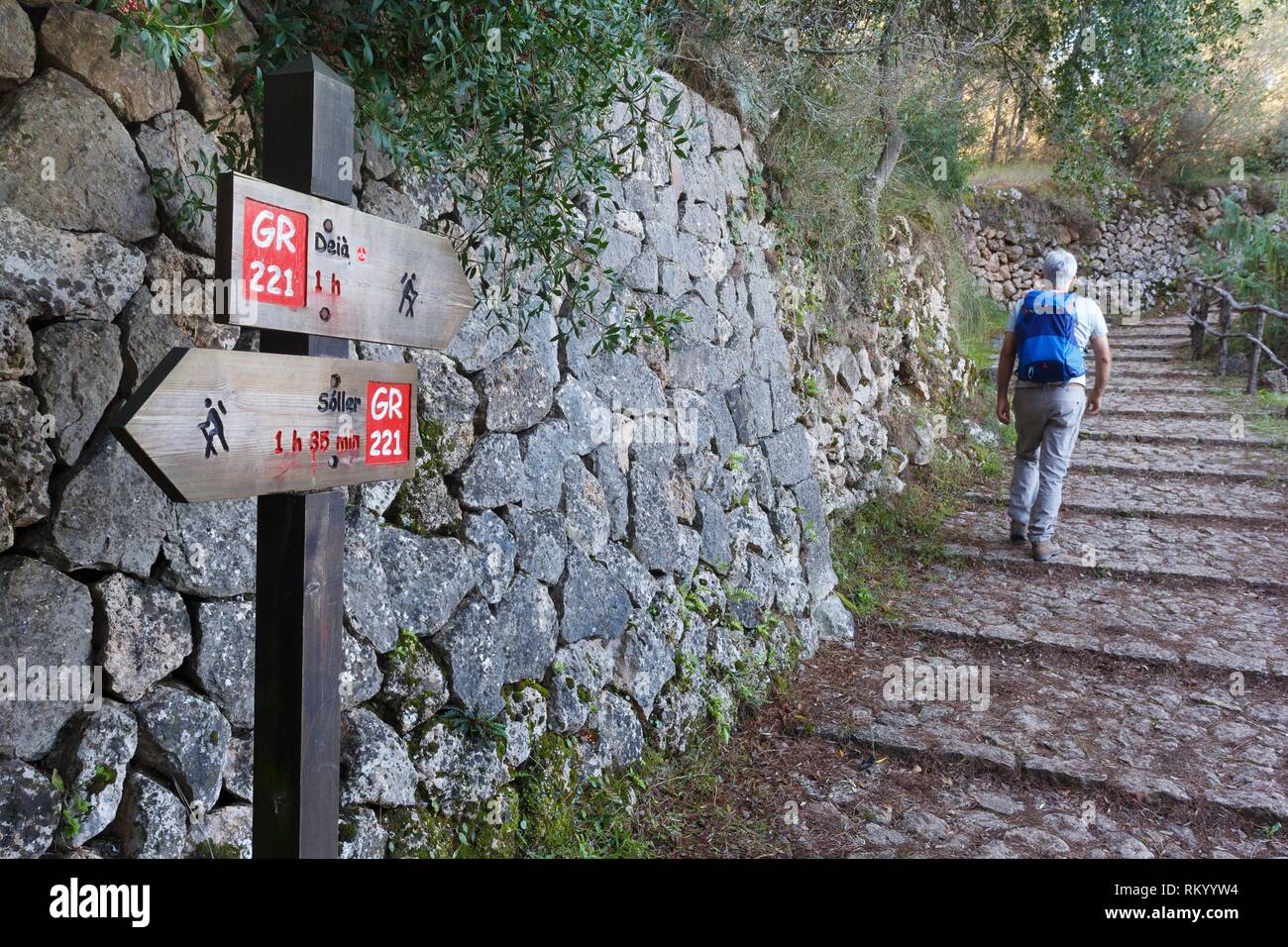 Hiking signaling and hiker on the GR221 route, between Deia and Soller ...