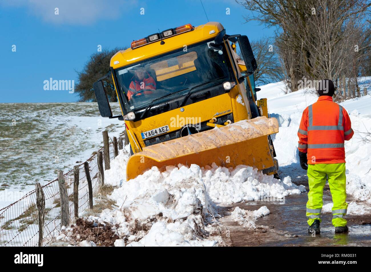 Truck stuck in snow hi-res stock photography and images - Alamy