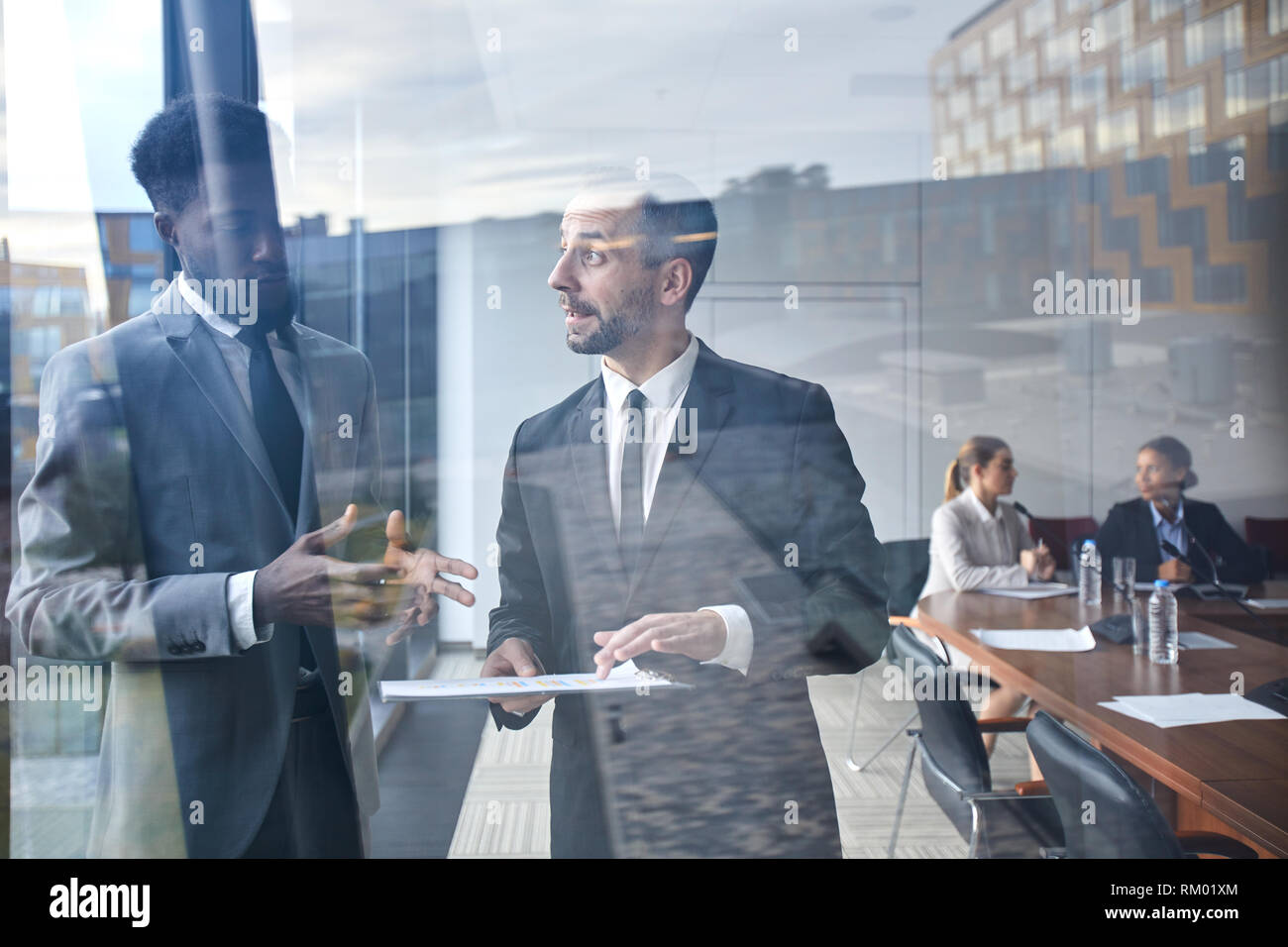 Negotiating success hi-res stock photography and images - Alamy