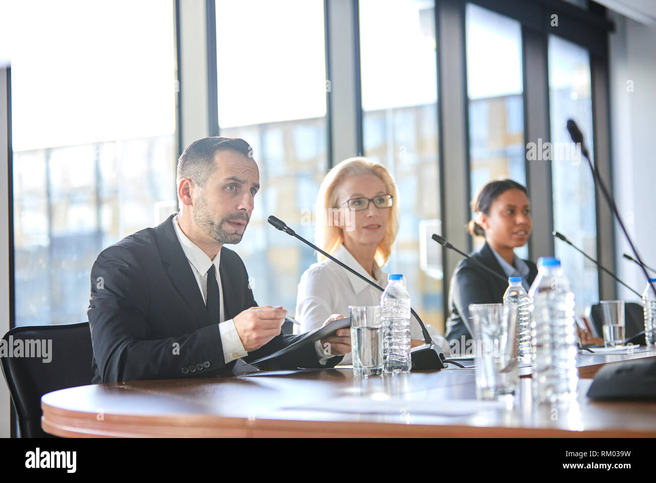 Business woman making speech hi-res stock photography and images - Alamy