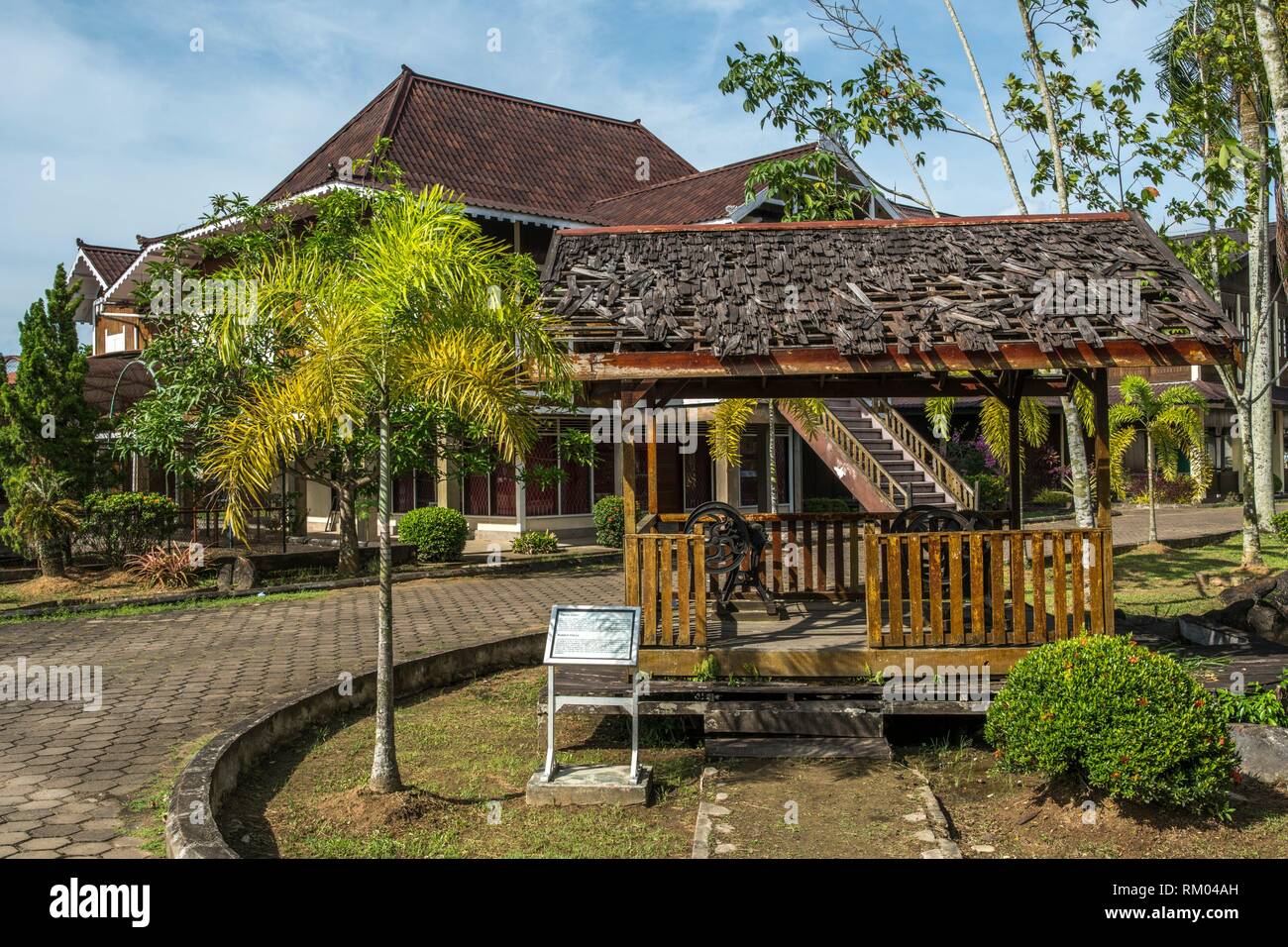 Kalimantan borneo dayak indonesia hi-res stock photography and images ...
