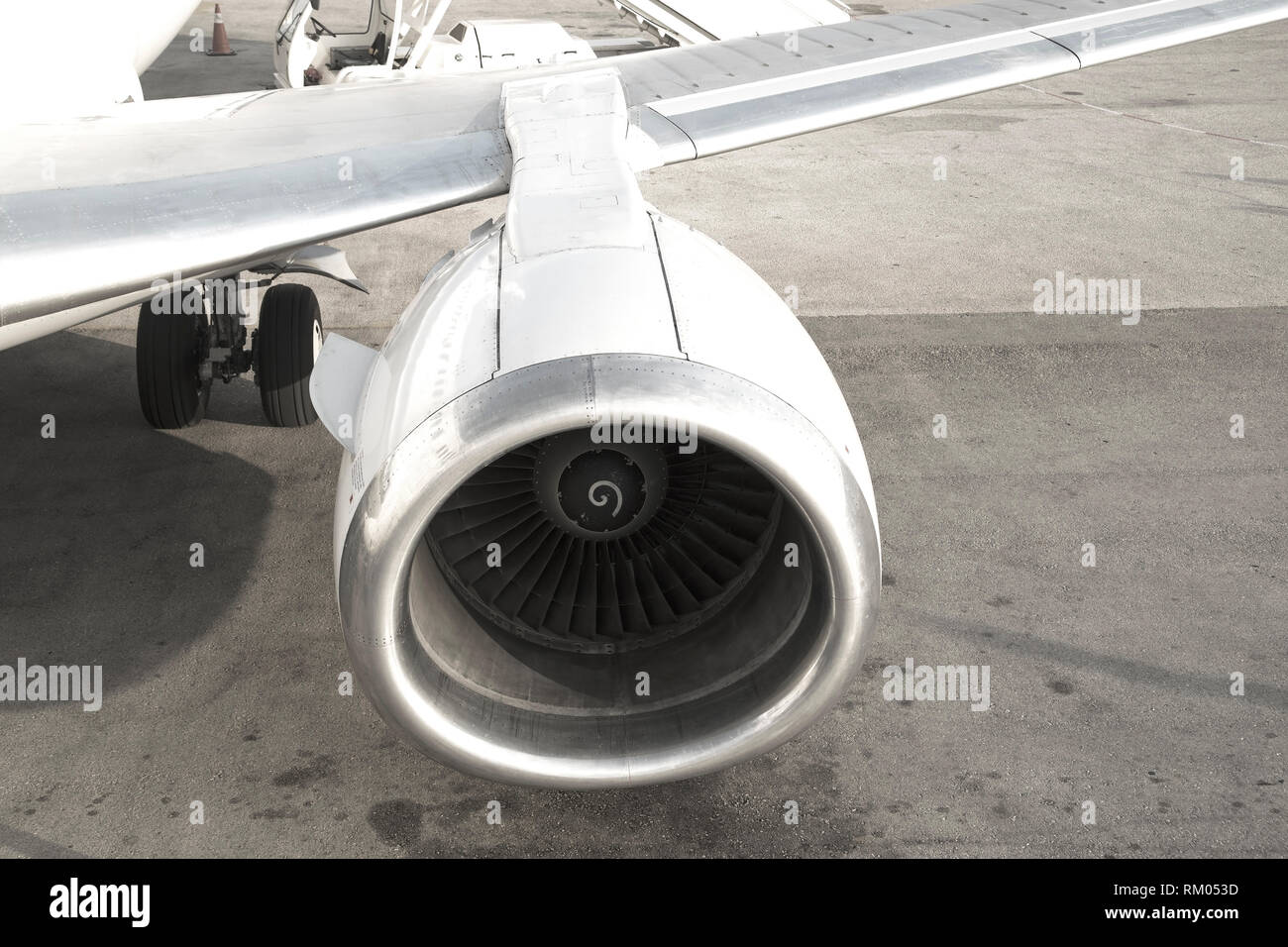 Turbofan jet engine close up hi-res stock photography and images - Alamy
