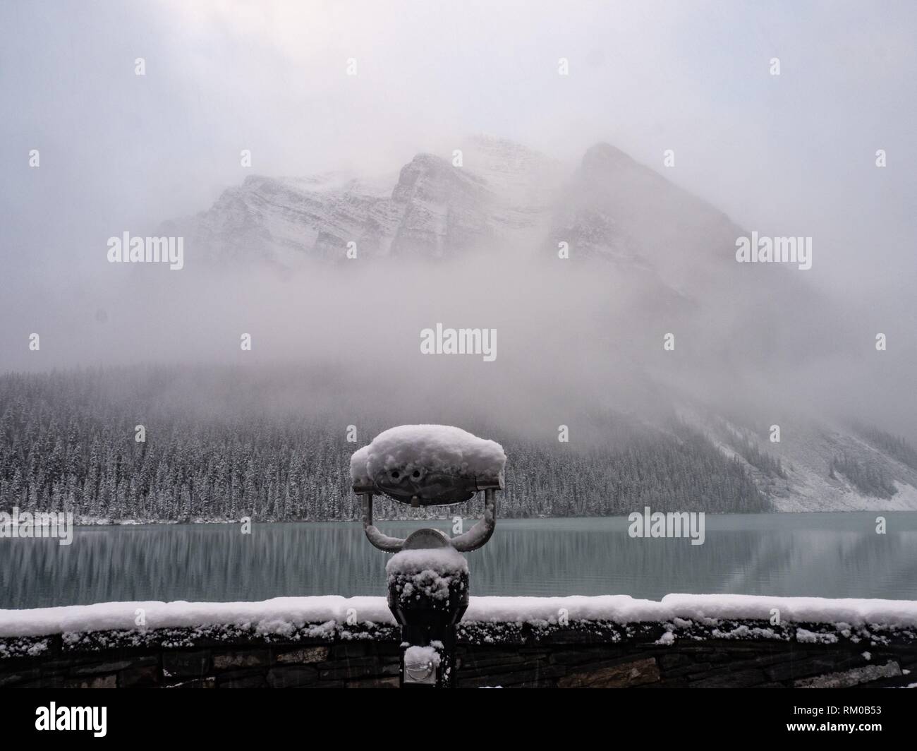 Lake louise winter hi-res stock photography and images - Alamy