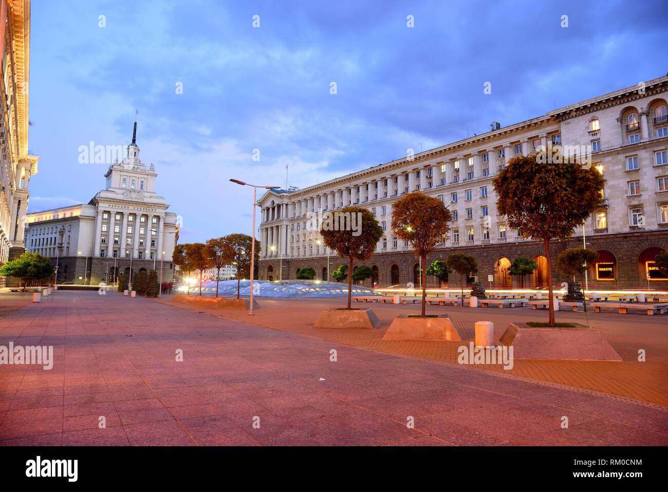 Modern building bollard light hi-res stock photography and images - Alamy