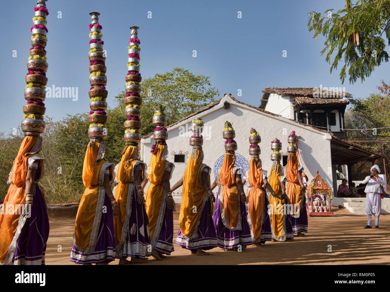 Rajasthani dance in desert hi-res stock photography and images - Alamy
