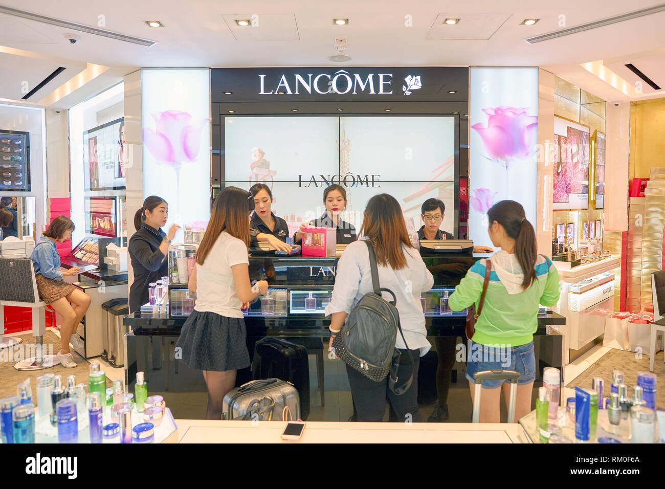 Hong kong cosmetics shop people hi-res stock photography and images - Alamy