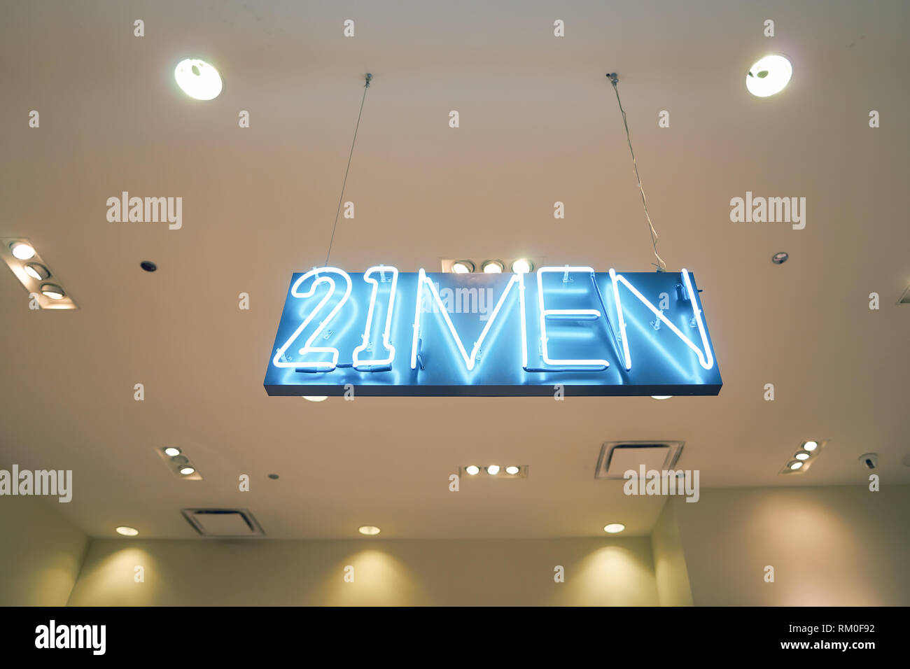 Forever 21 sign hi-res stock photography and images - Alamy