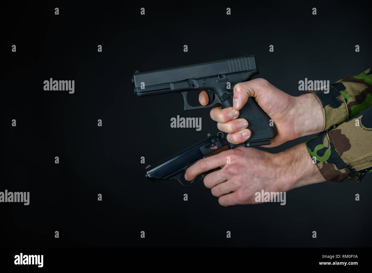 Soldier holding guns hi-res stock photography and images - Alamy