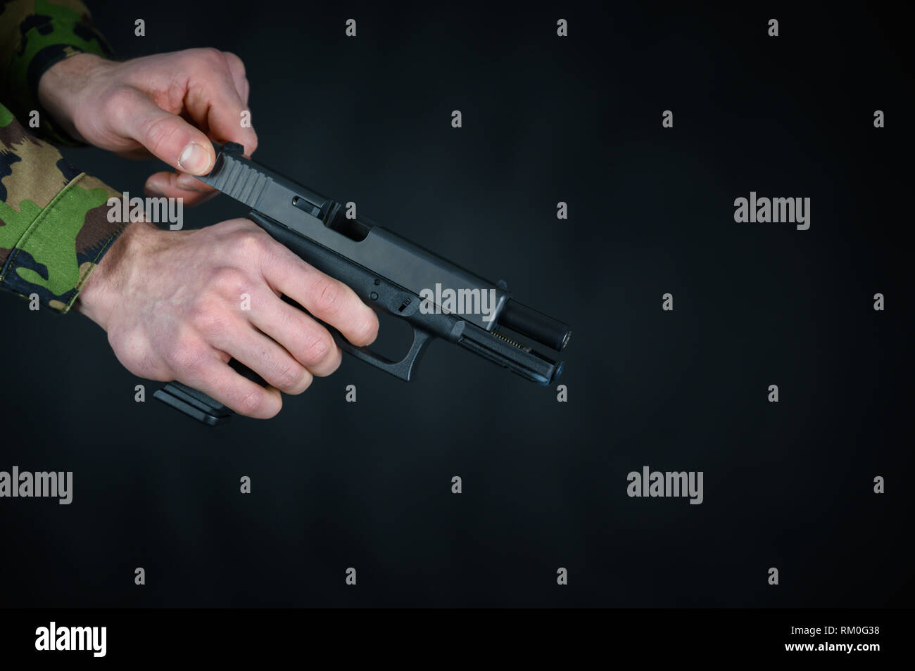 Soldier is loading the gun in his hands Stock Photo - Alamy