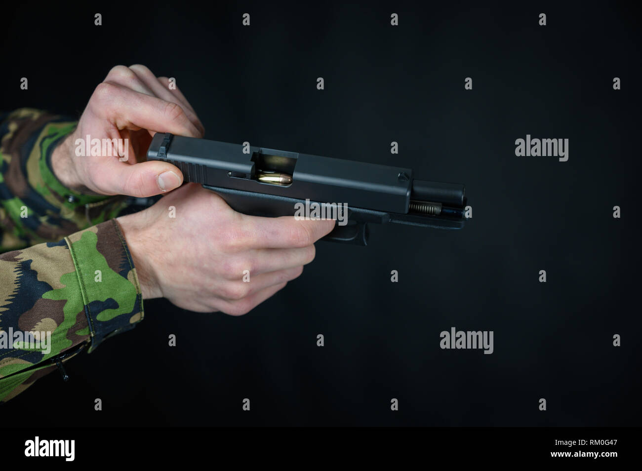 Soldier holding hands hi-res stock photography and images - Alamy