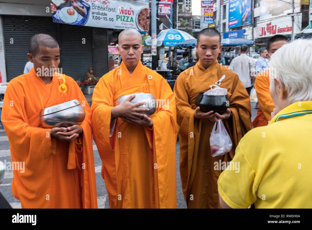 Giving alms middle east hi-res stock photography and images - Alamy