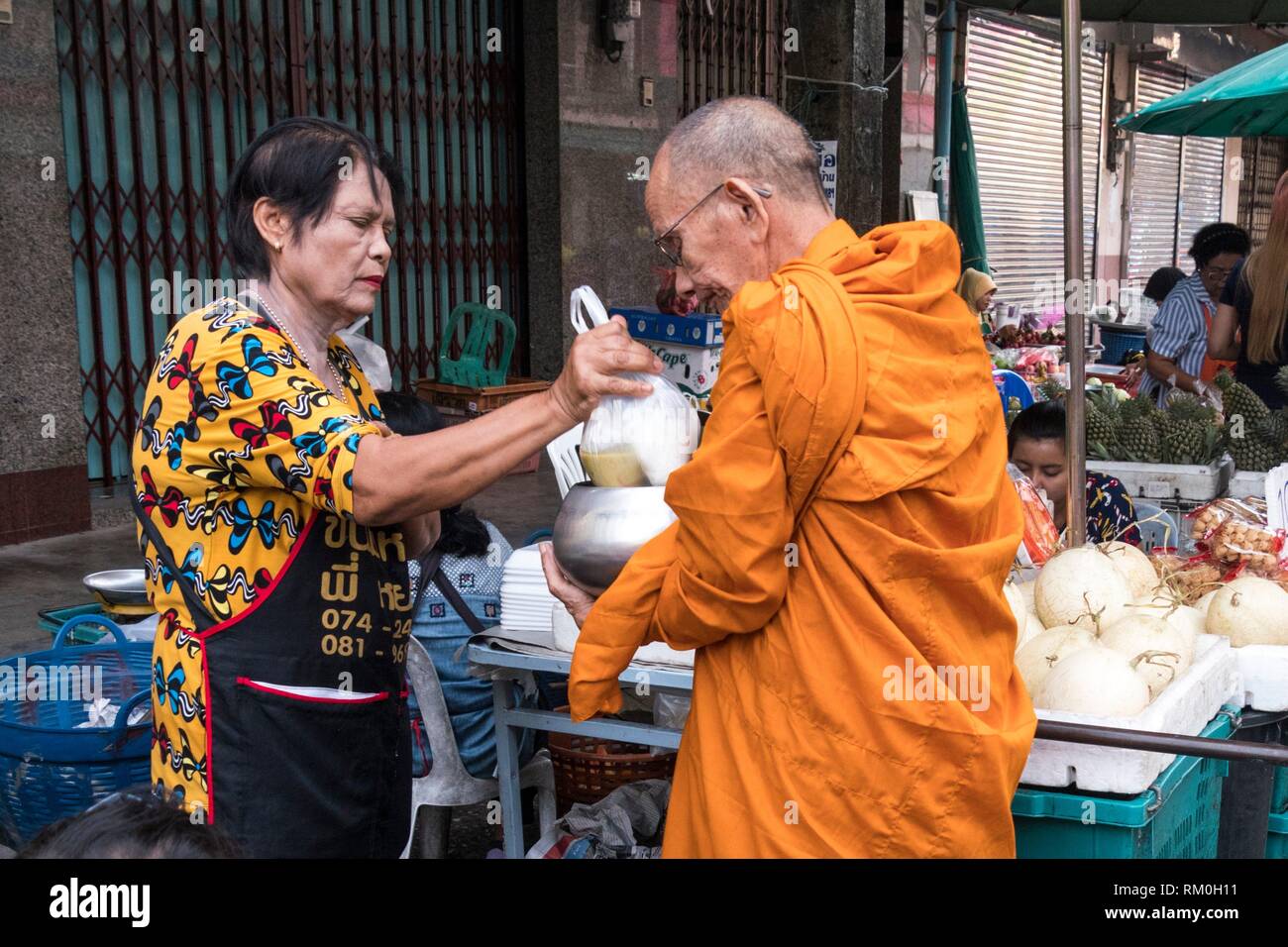 Giving alms middle east hi-res stock photography and images - Alamy