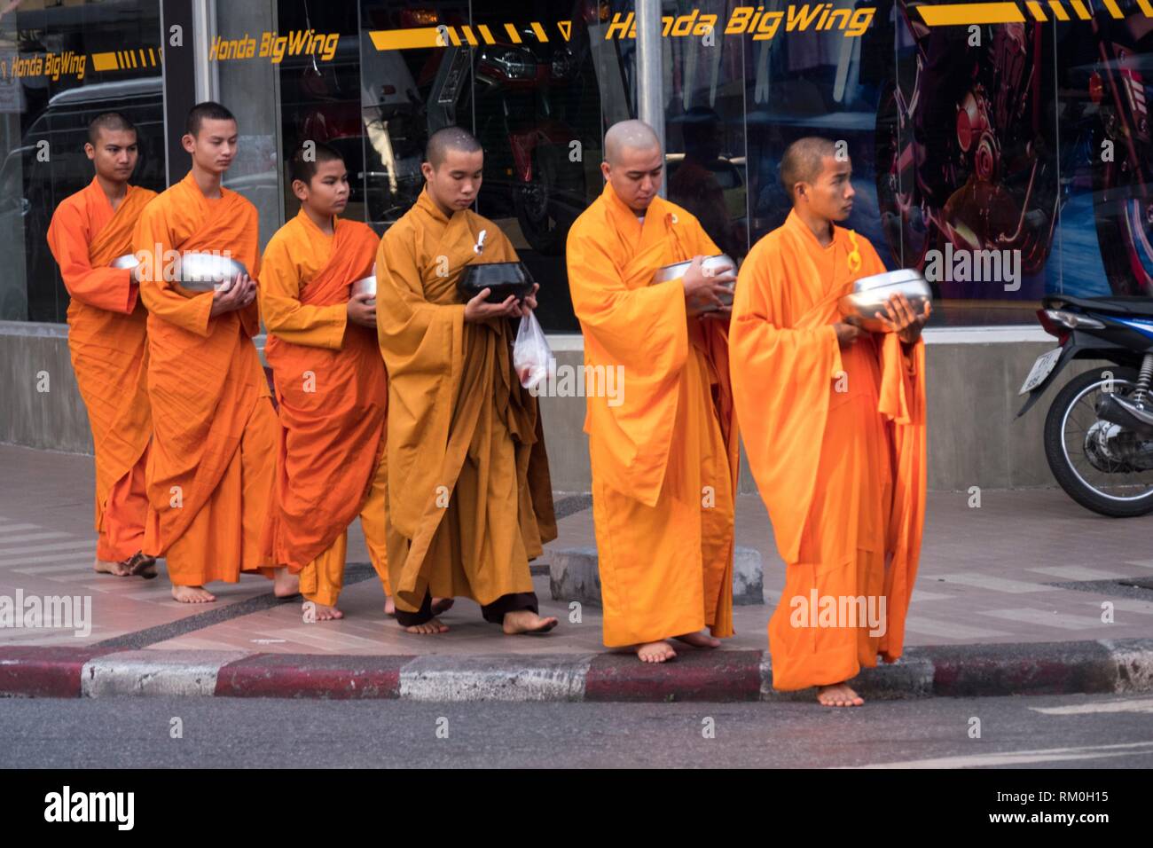 Giving alms middle east hi-res stock photography and images - Alamy