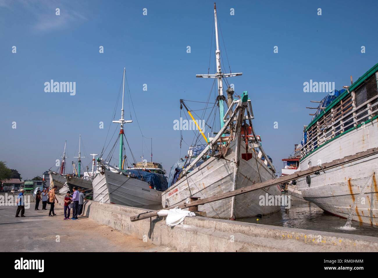 Indonesian port ship hi-res stock photography and images - Alamy