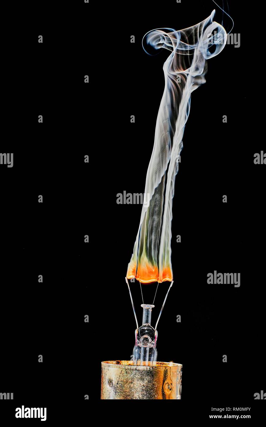 Broken lightbulb hi-res stock photography and images - Alamy