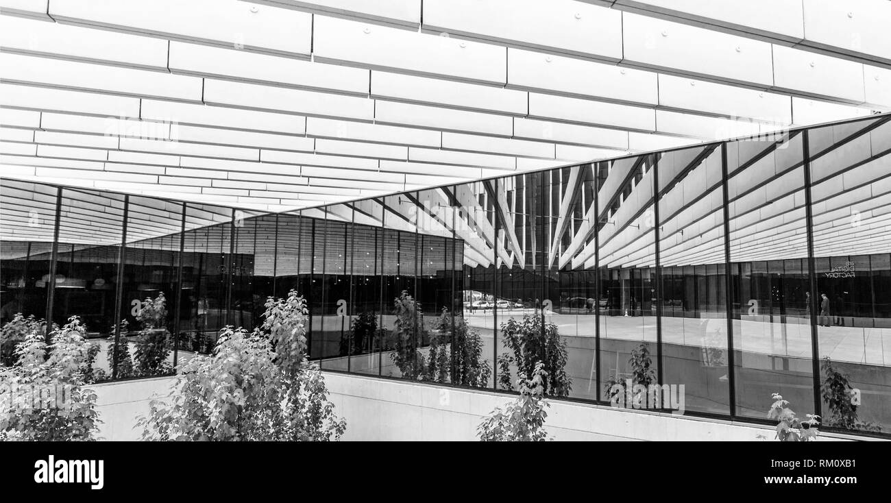 Long lines, mirrors and wide plans creating open spaces in modern ...