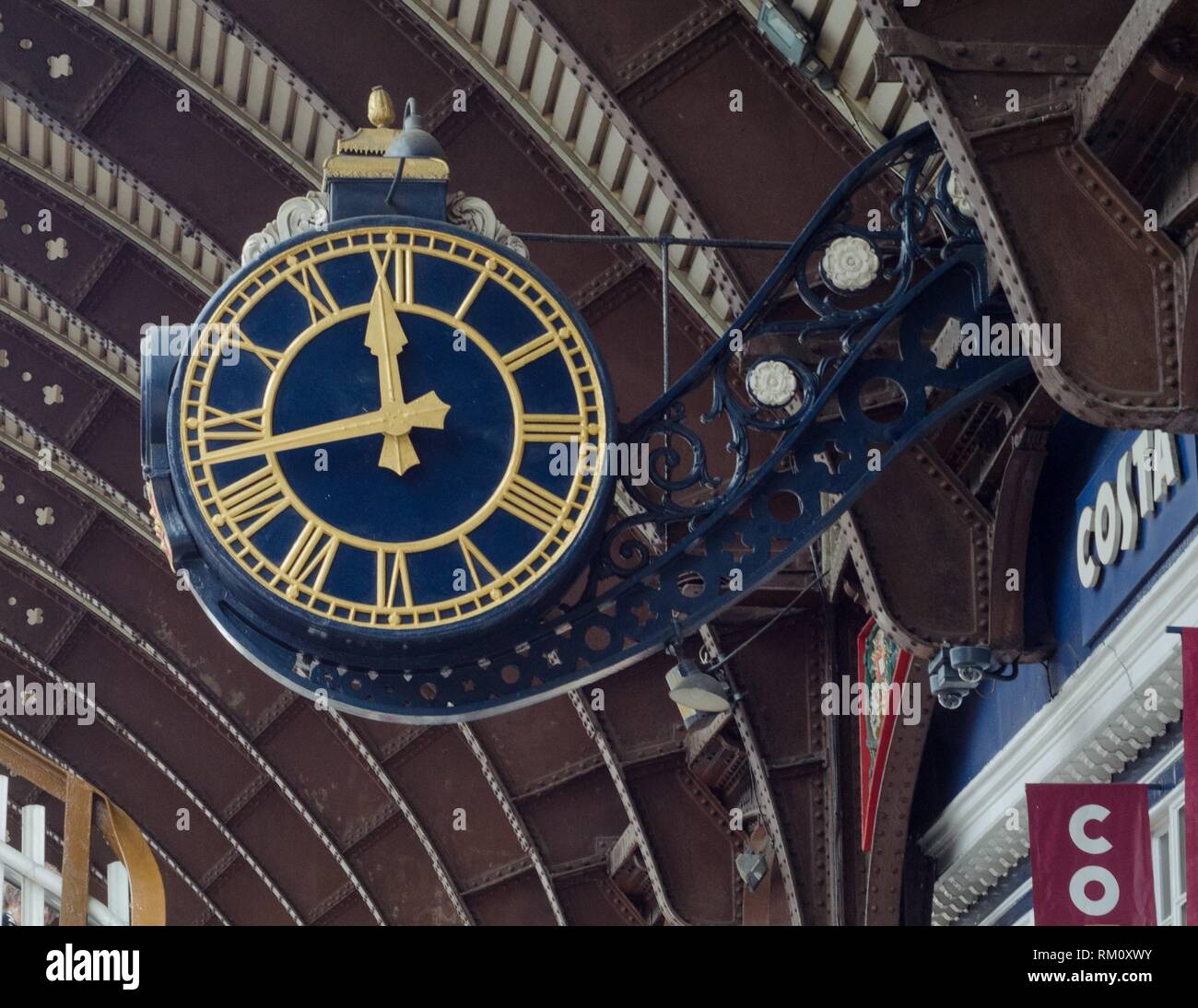 Railway station clock uk vintage hi-res stock photography and images ...