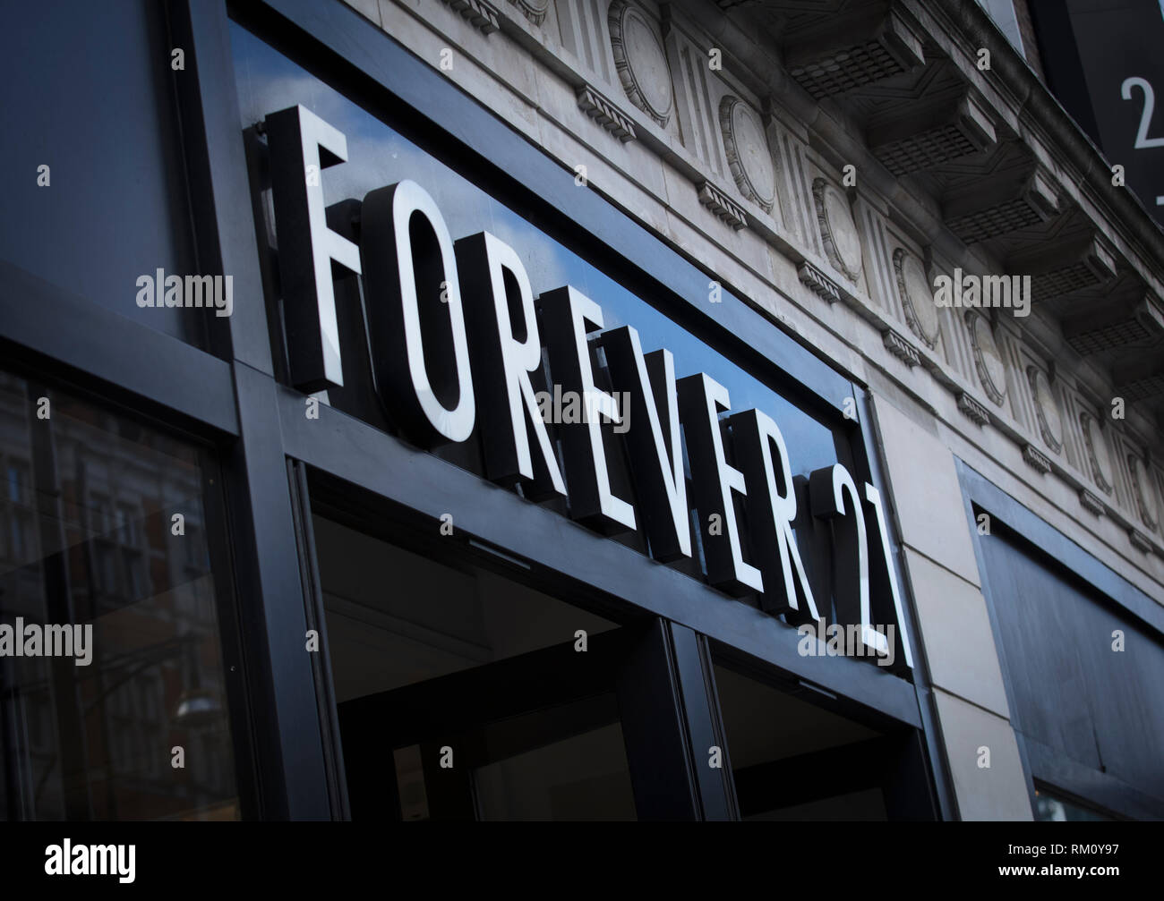 Forever 21 sign hi-res stock photography and images - Alamy