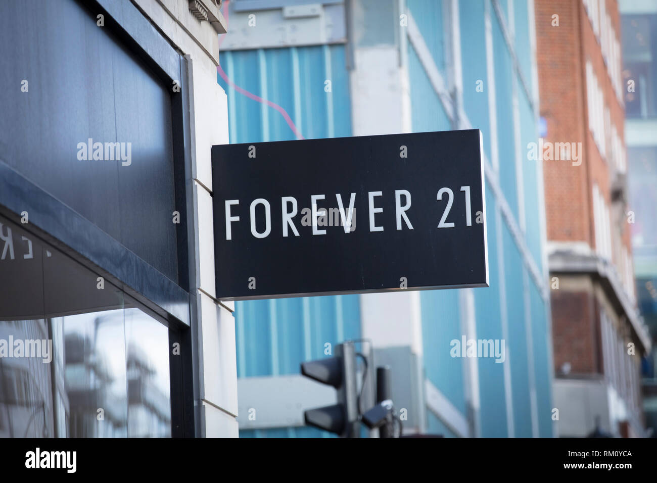 Forever 21 sign hi-res stock photography and images - Alamy