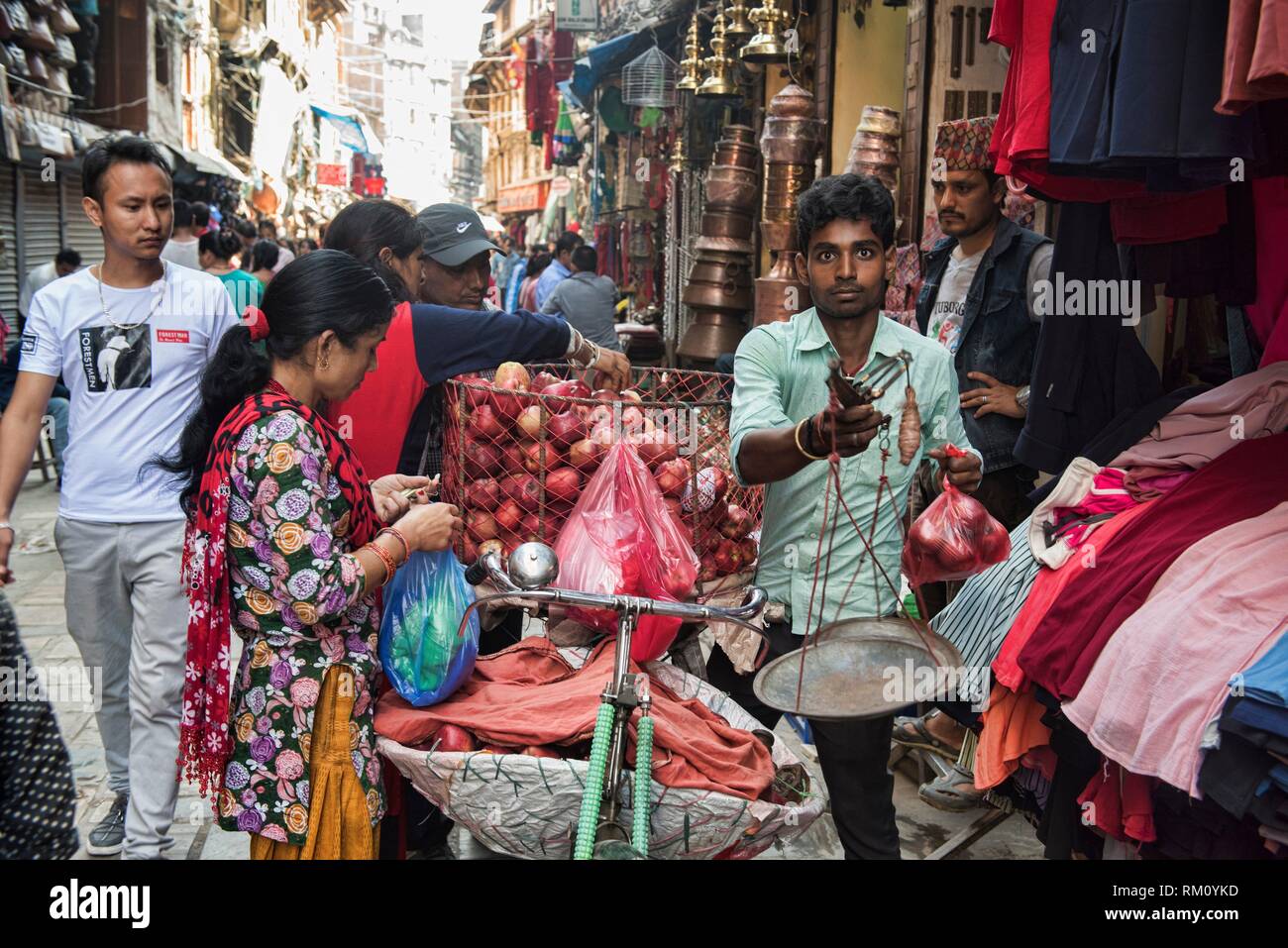 Apple seller hi-res stock photography and images - Alamy