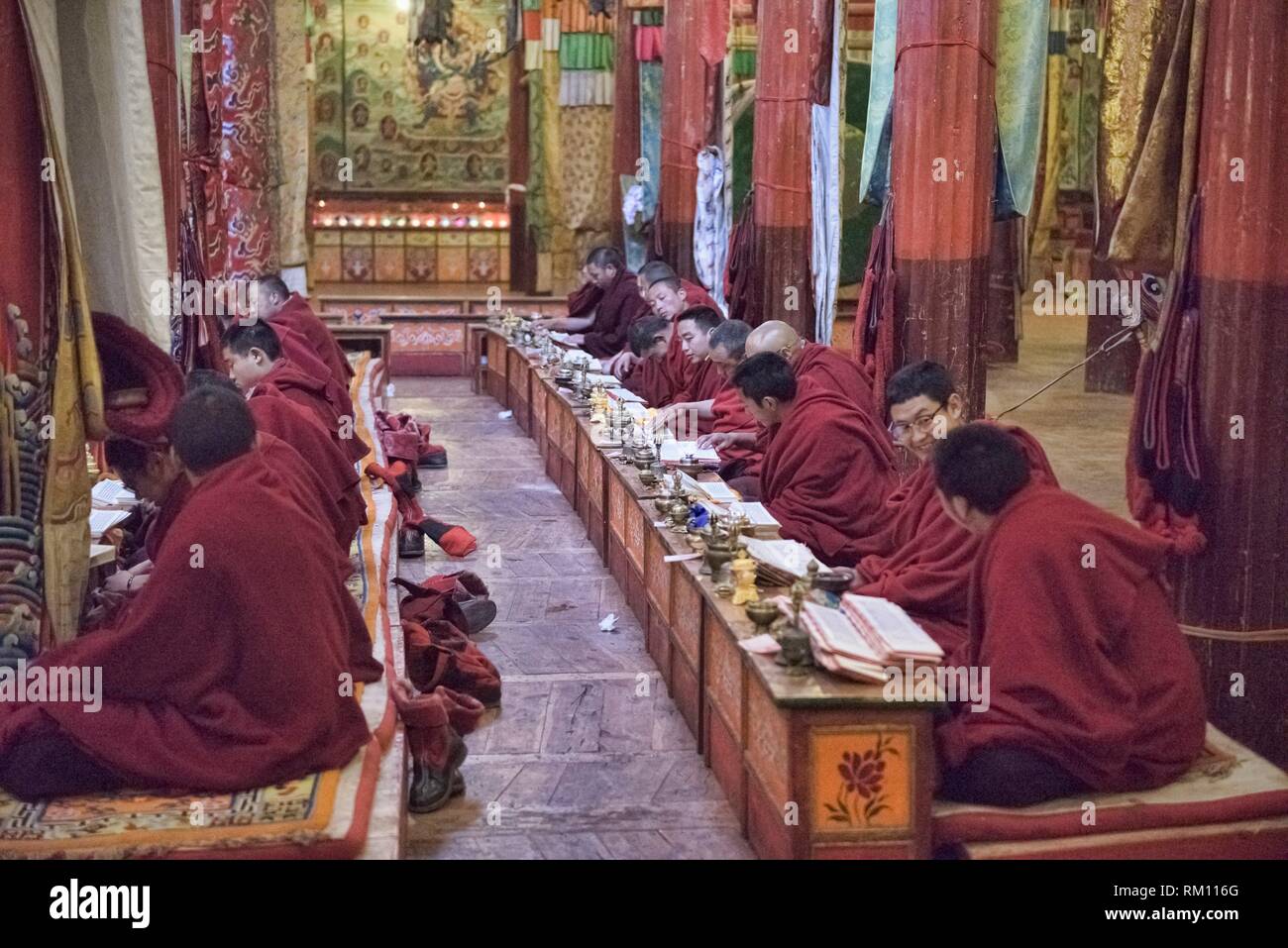 Tibetan monks chanting hi-res stock photography and images - Alamy
