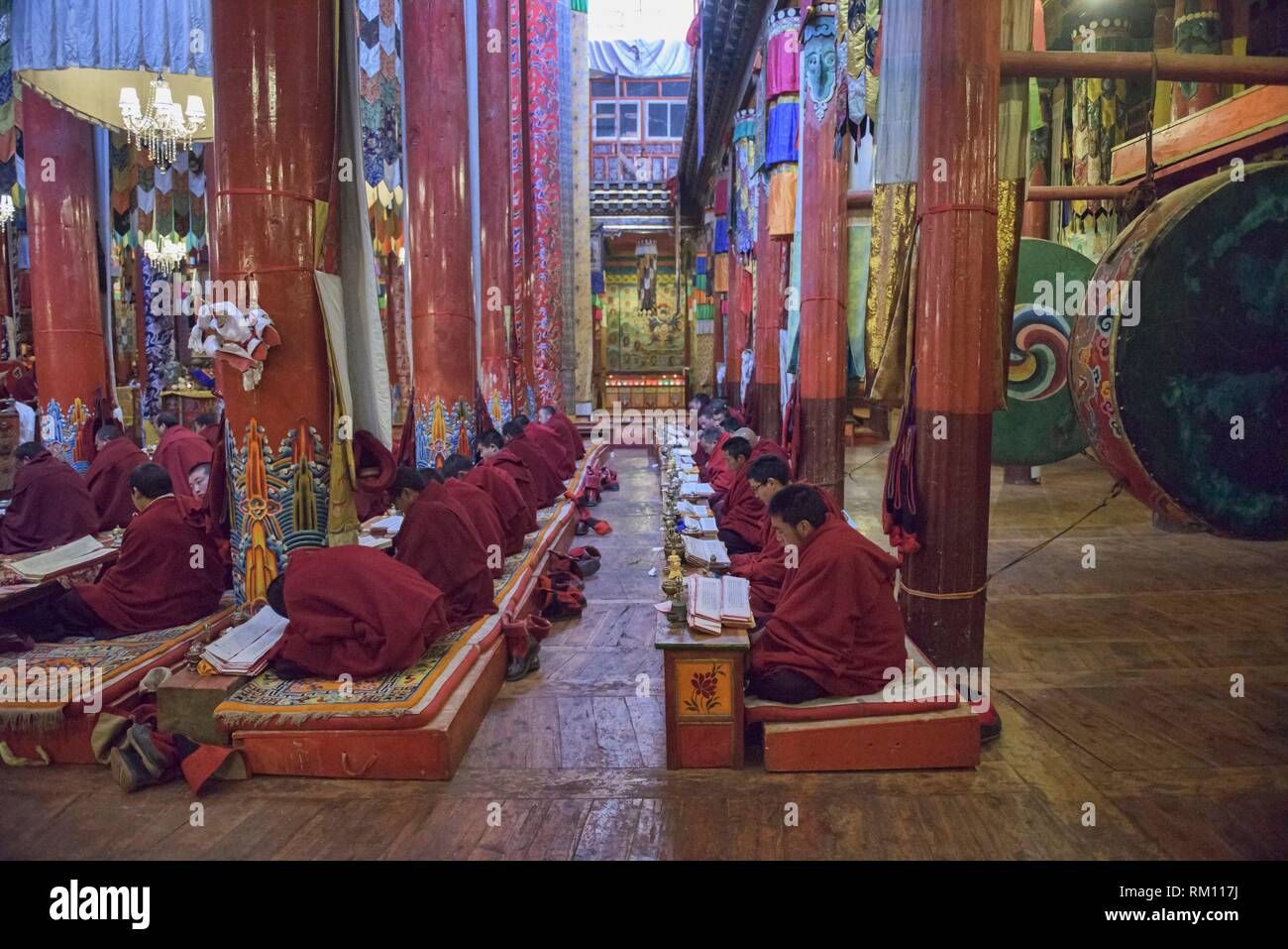 Tibetan monks chanting hi-res stock photography and images - Alamy