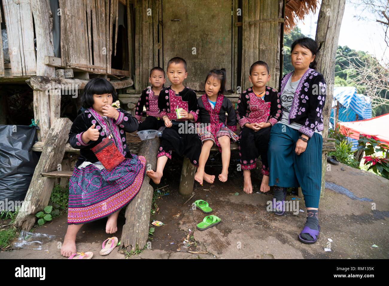 Hmong family hi-res stock photography and images - Alamy
