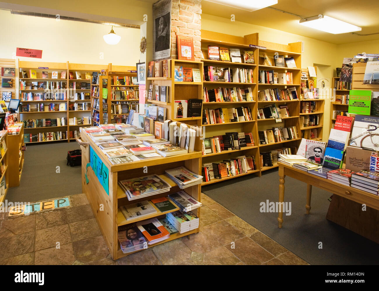 Empty library tables books hi-res stock photography and images - Alamy