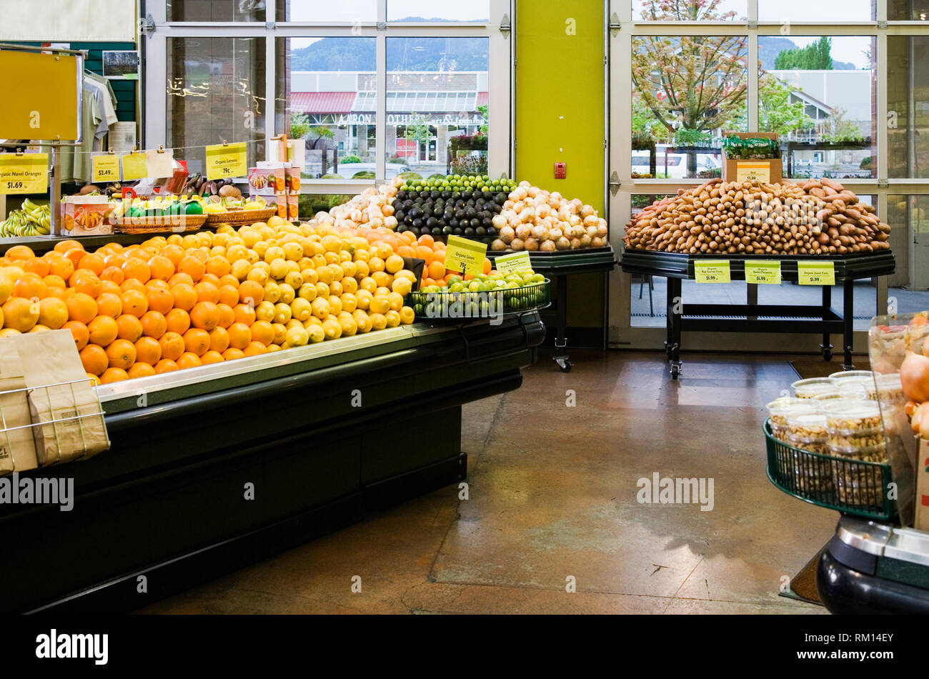 Fresh produce in grocery store Stock Photo - Alamy