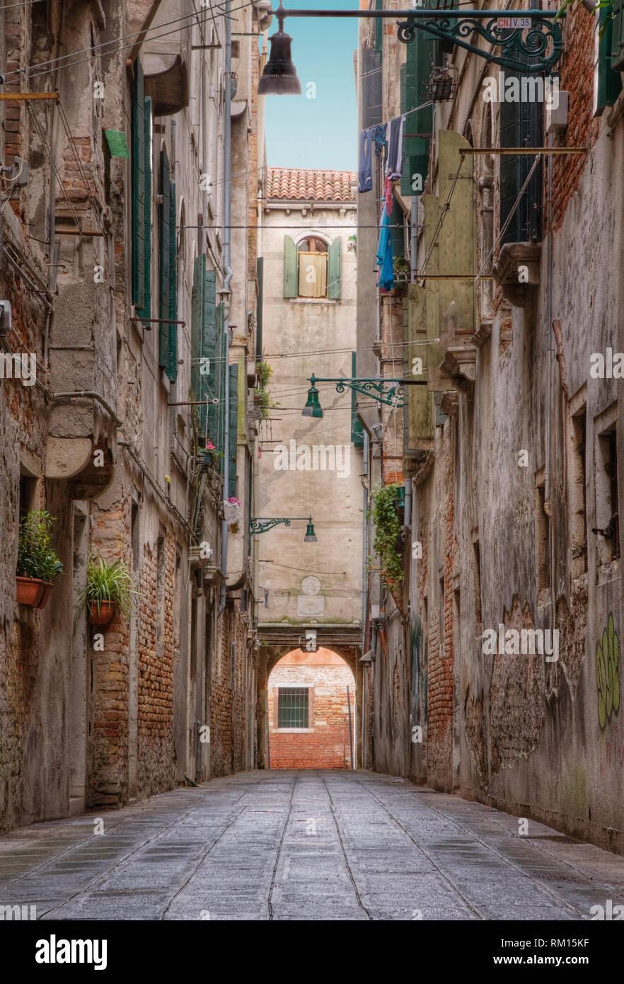 Narrow alleyway between brick buildings hi-res stock photography and ...