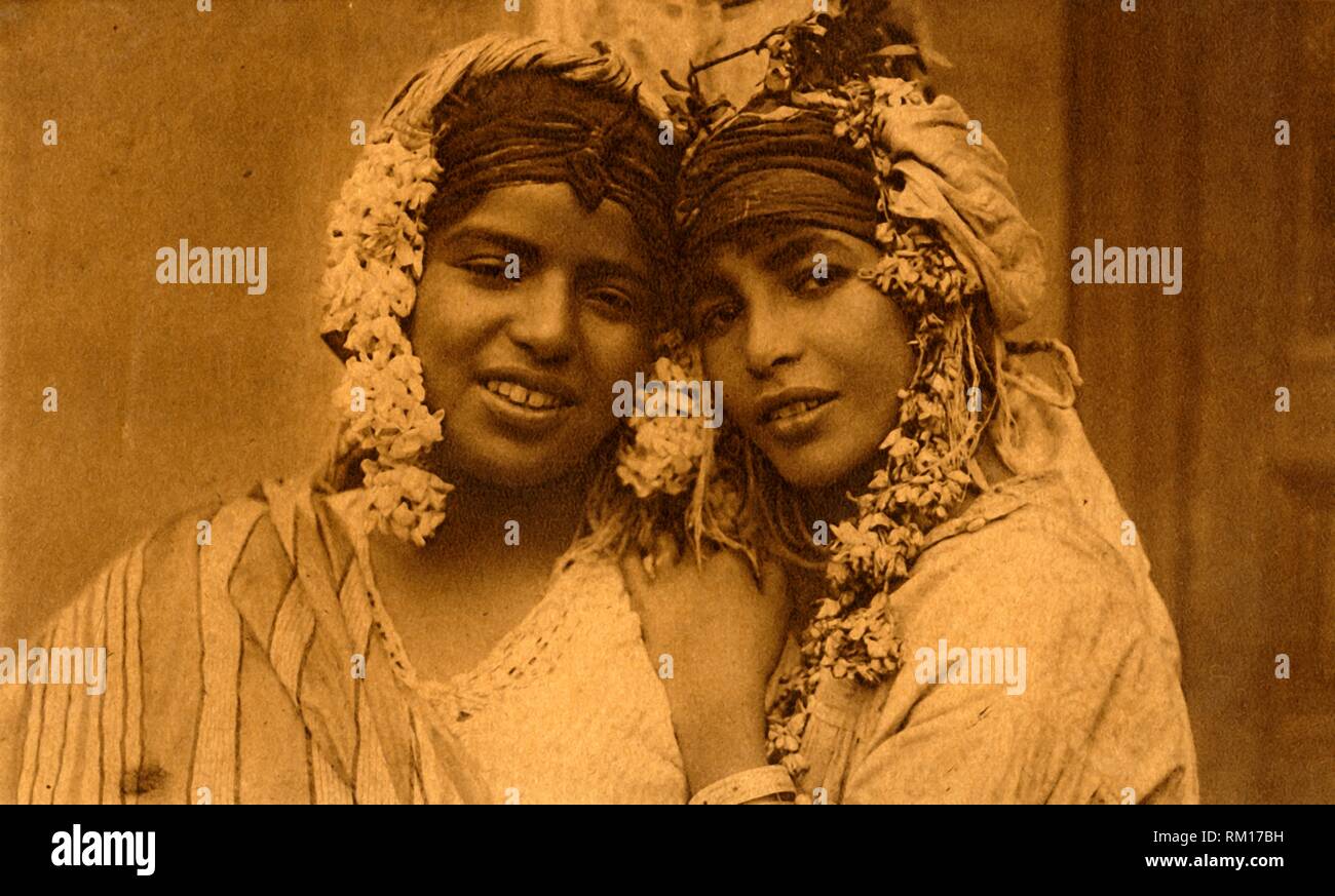 'Les amies', c1918-c1939. Creator: Unknown Stock Photo - Alamy