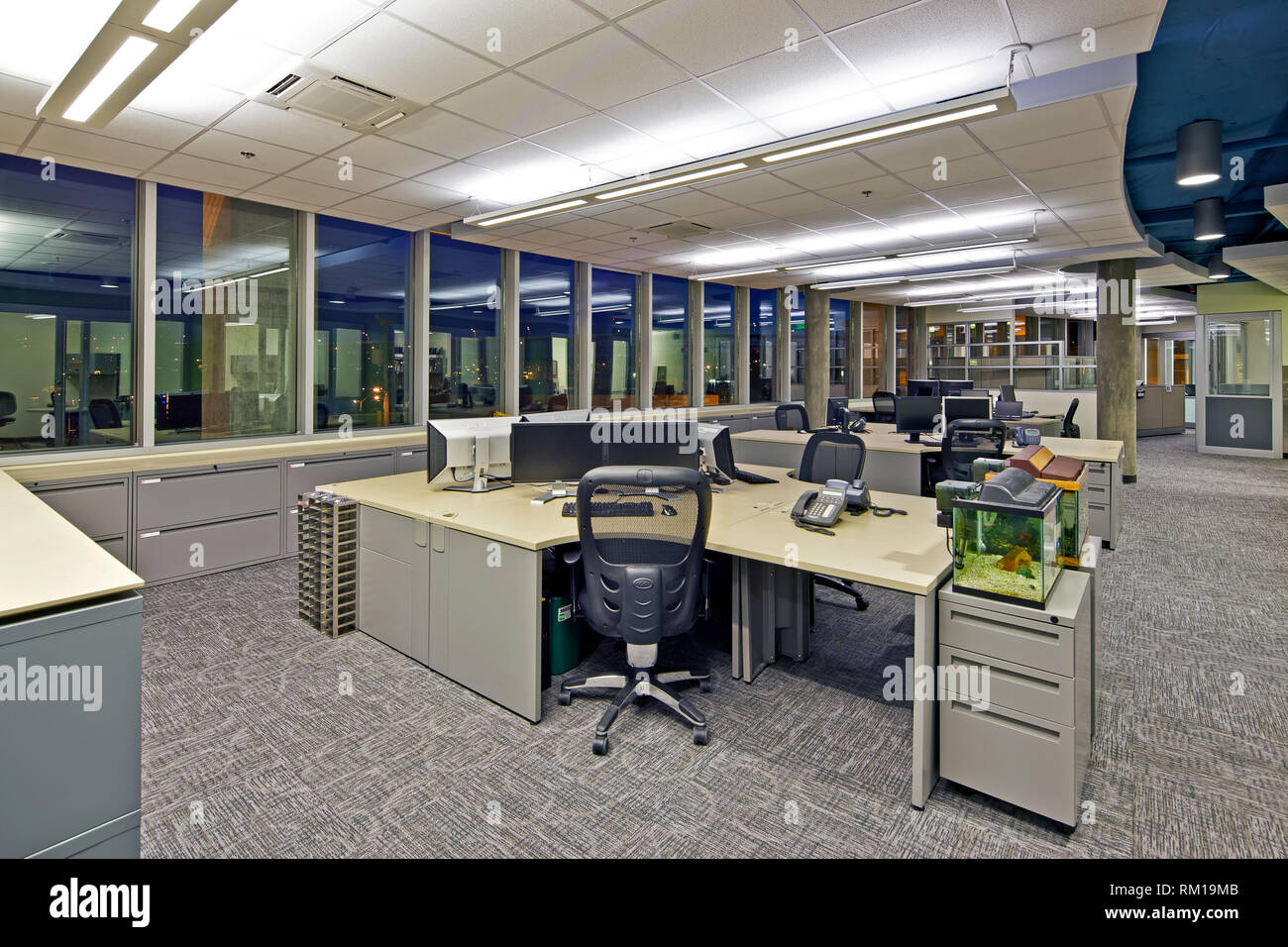 Office desks vacant hi-res stock photography and images - Alamy