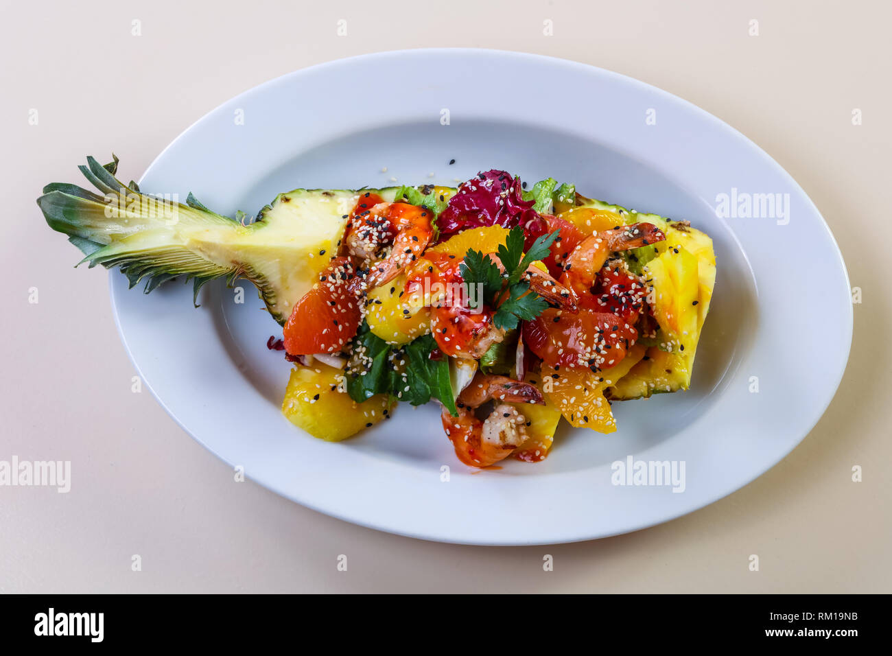 Pineapple with seafood and vegetables Stock Photo - Alamy