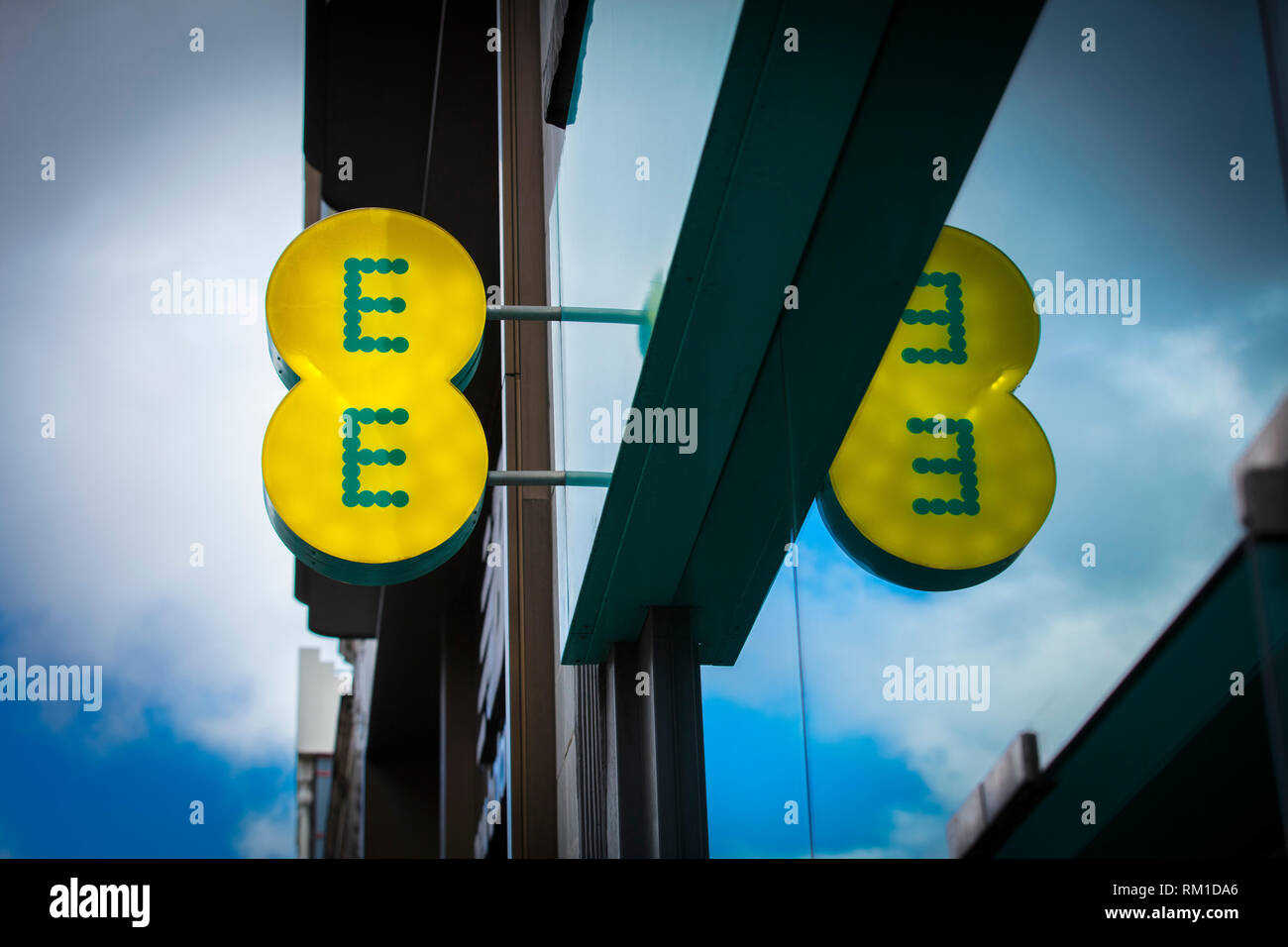 Ee brand logo hi-res stock photography and images - Alamy