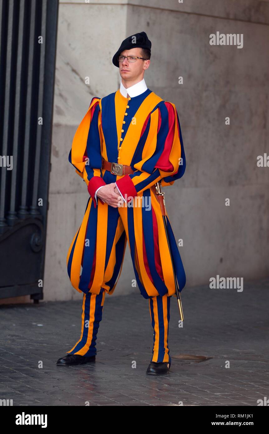 Italy vatican swiss guard hi-res stock photography and images - Alamy