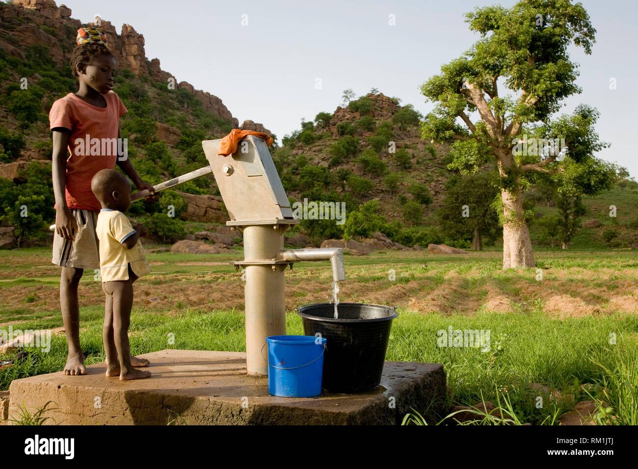 Mali Children Water High Resolution Stock Photography and Images - Alamy
