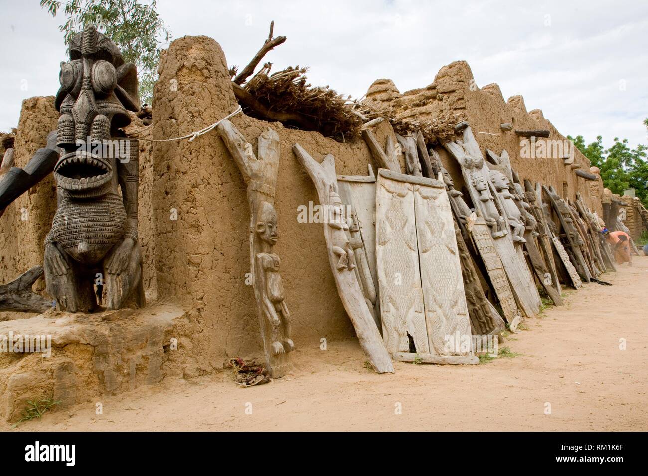Wooden sculpture mali hi-res stock photography and images - Alamy
