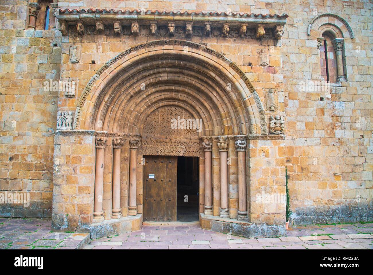 Romanesque architecture facade hi-res stock photography and images - Alamy