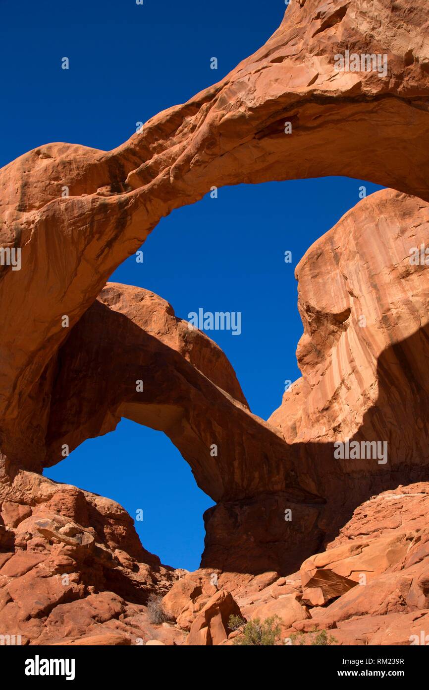 Double arch window hi-res stock photography and images - Alamy