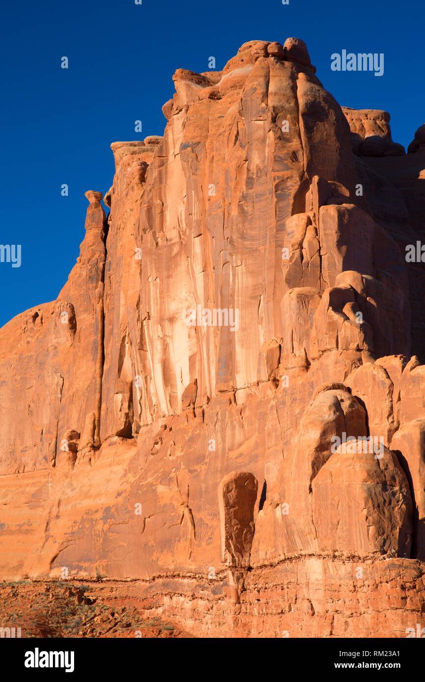 Red arches hi-res stock photography and images - Alamy