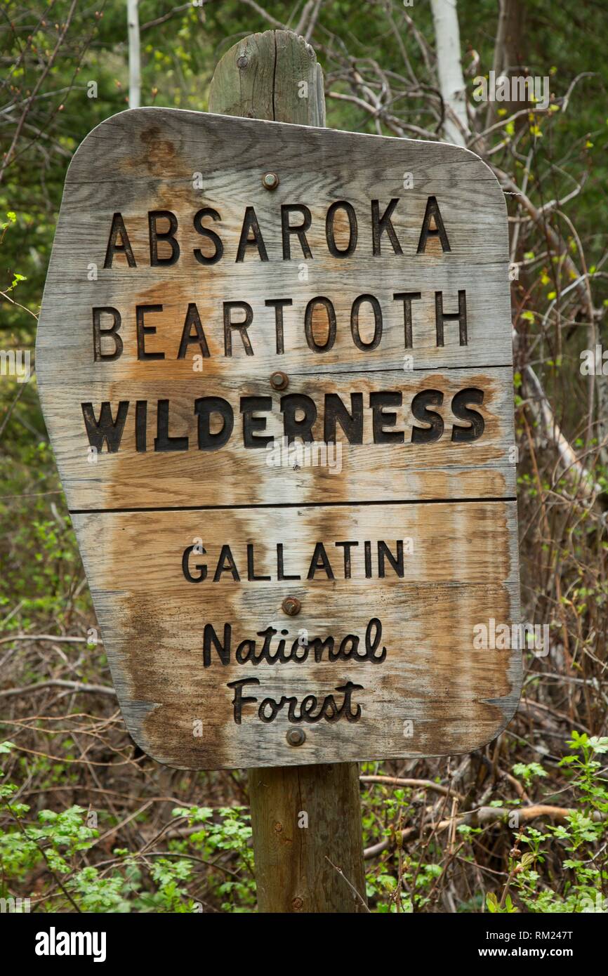 Wilderness trail sign forest hi-res stock photography and images - Alamy